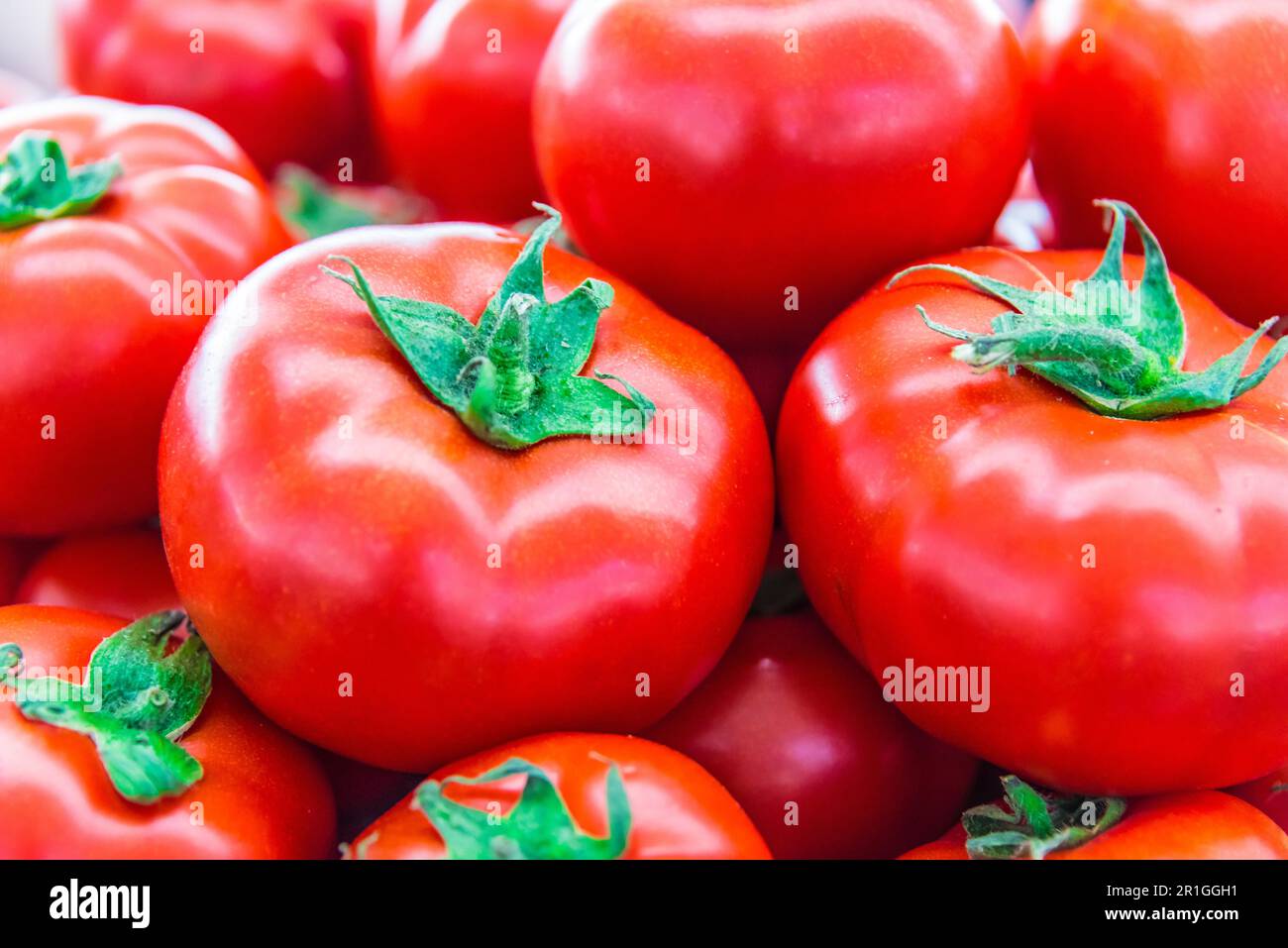 Fresh organic tomatoes on the street market stall Stock Photo - Alamy