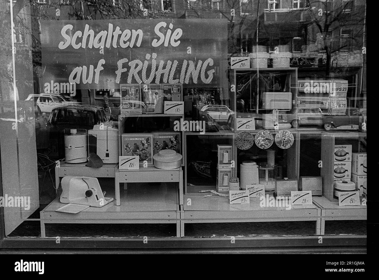 GDR, Berlin, 05.04.1990, Switch to spring, electrical appliance shop ...