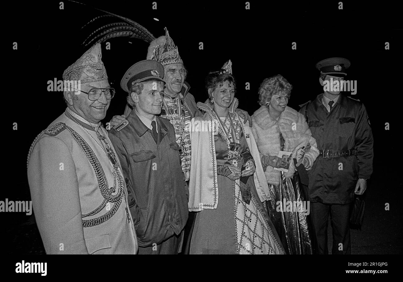 GDR, Berlin, 12.02.1990 (jesters and border guards (NVA), carnival ...