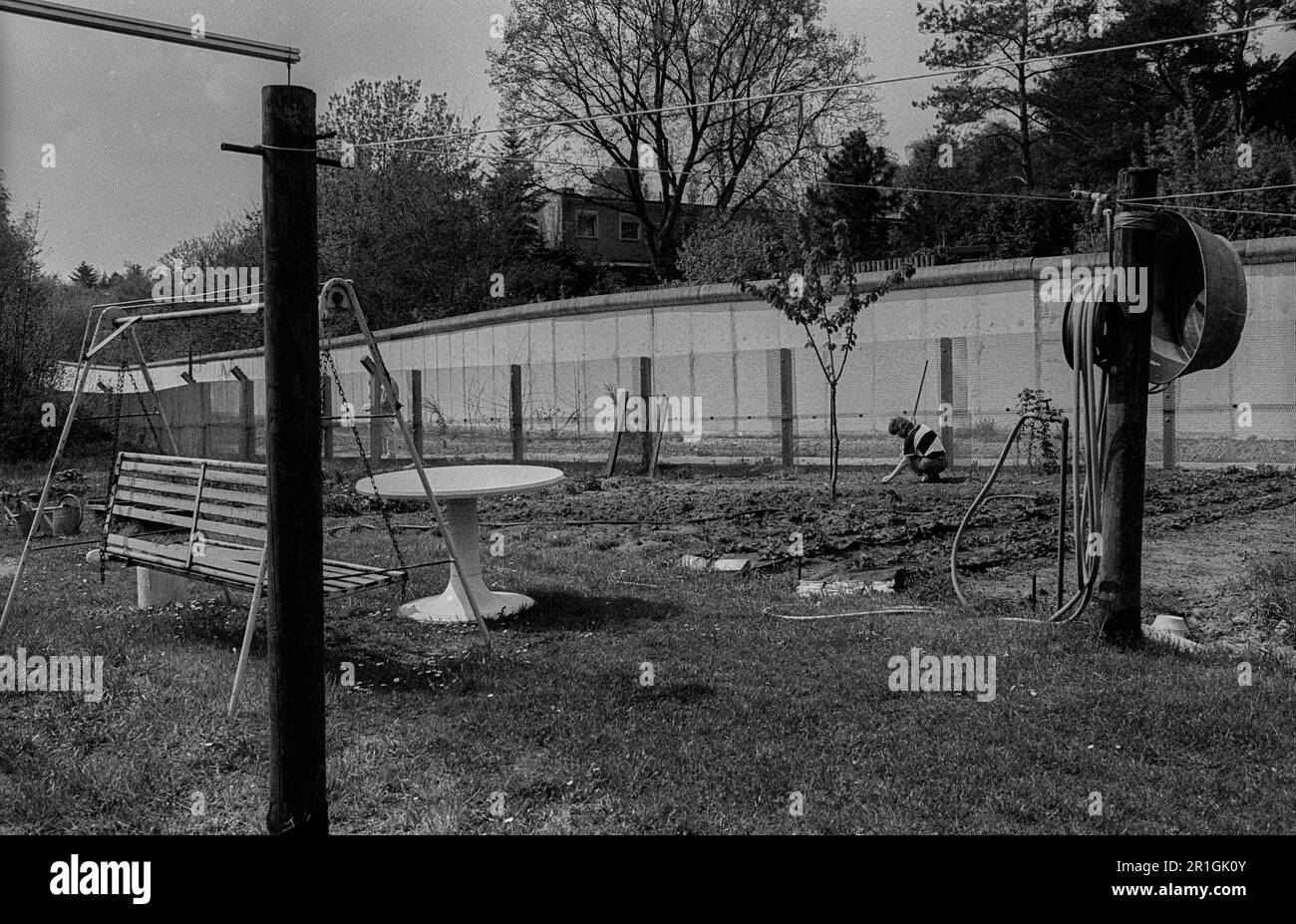 GDR, Berlin, 22.04.1990, Enclave Entenschnabel, at the Wall at the so ...