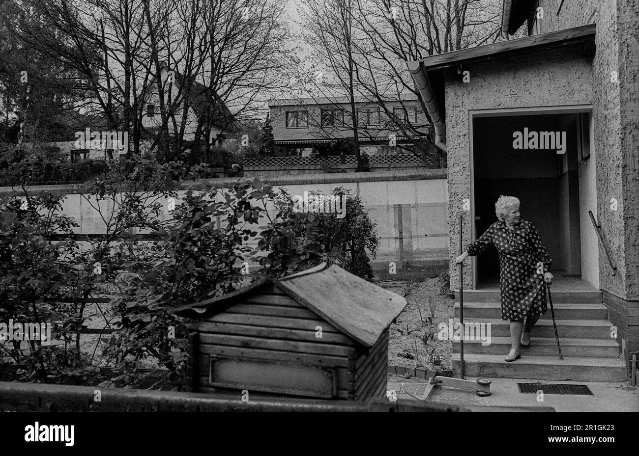 GDR, Berlin, 22.04.1990, Enclave Entenschnabel, at the Wall at the so ...