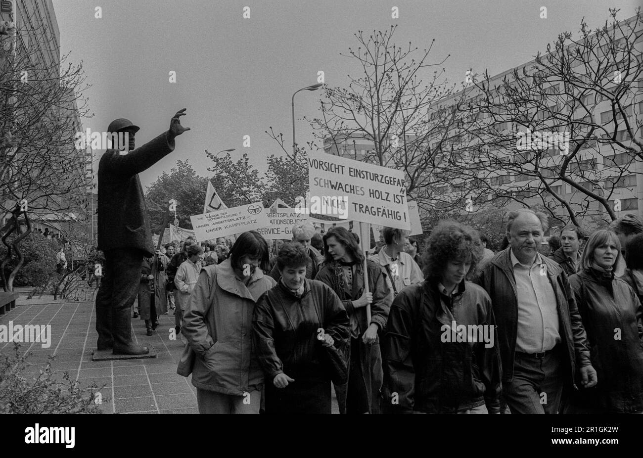 GDR, Berlin, 19.04.1990, demonstration in front of IHB ...