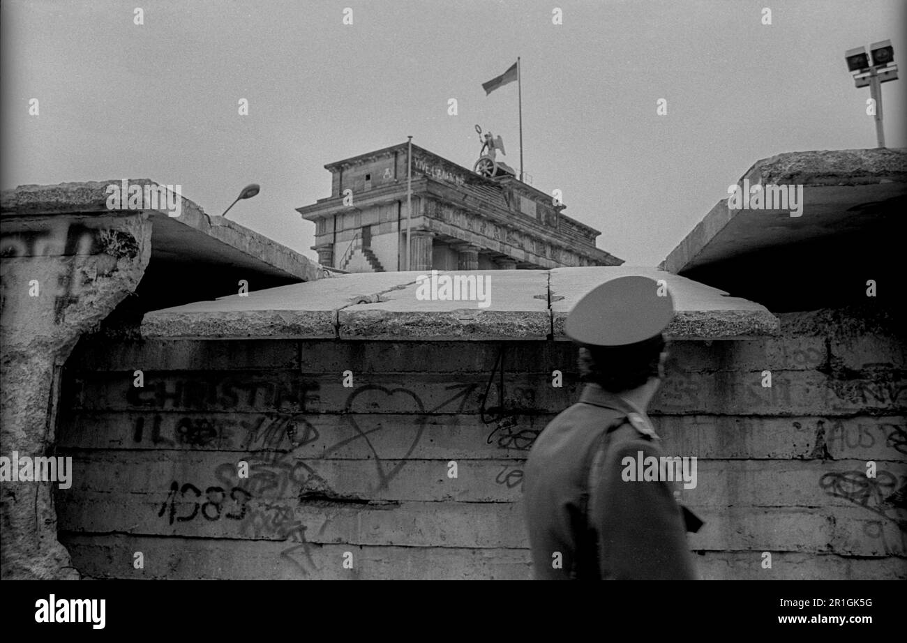 GDR, Berlin, 08.03.1990, People's Police officer (or border guard), at ...