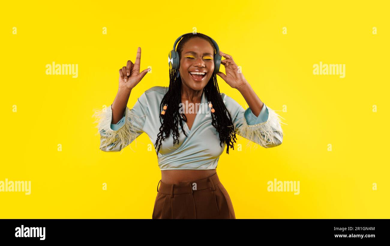 Joyful black lady singer hi-res stock photography and images - Alamy