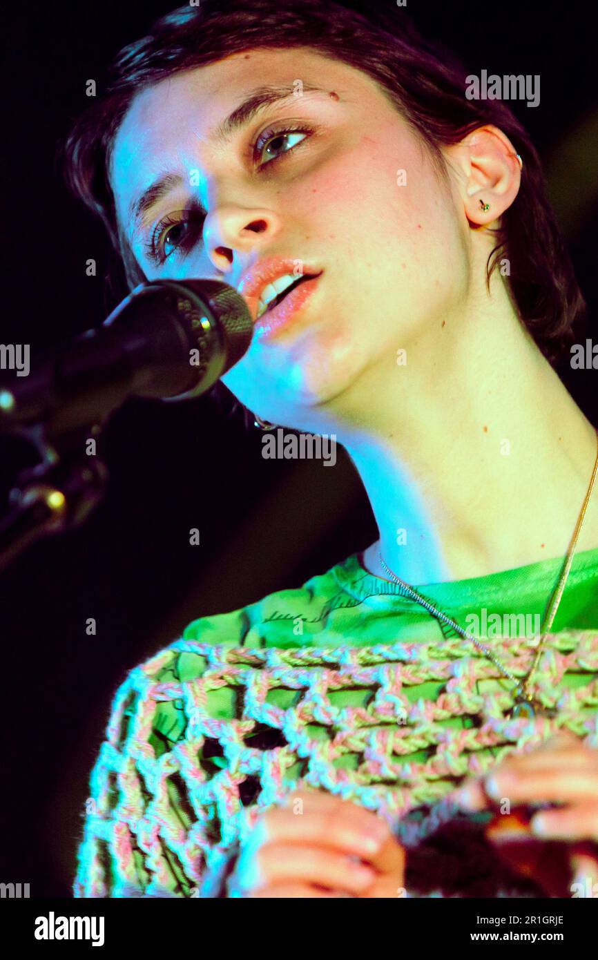 Pomme singer hi-res stock photography and images - Alamy