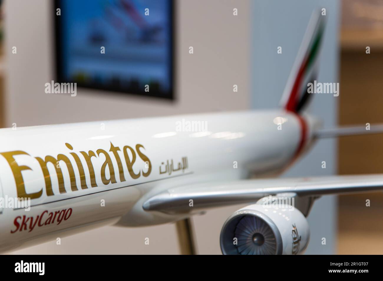 Emirates logo on plane hi-res stock photography and images - Alamy