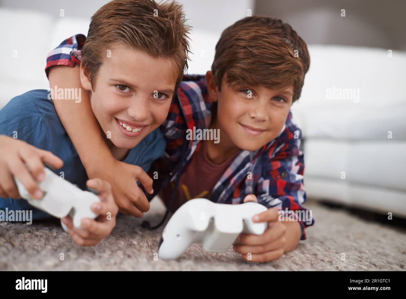 Hug gaming hi-res stock photography and images - Alamy