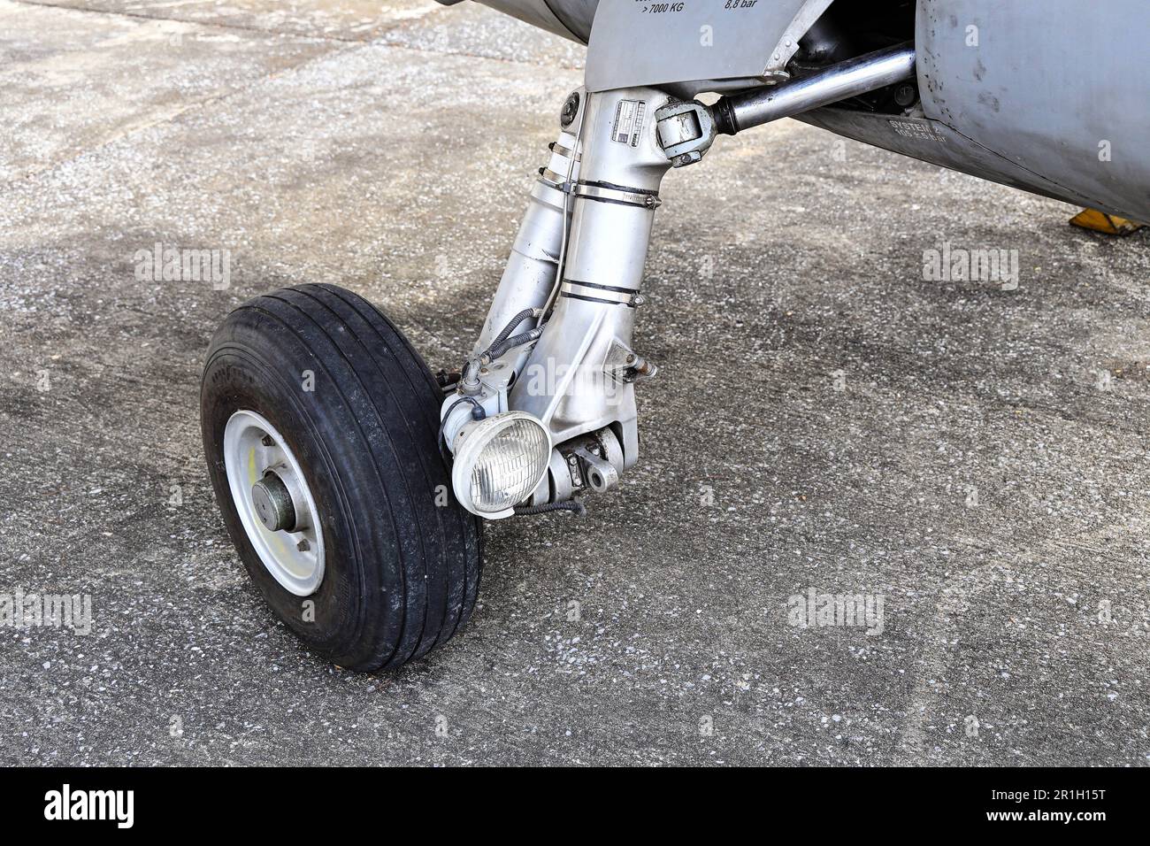 Main landing gear of light fighter jet Stock Photo - Alamy