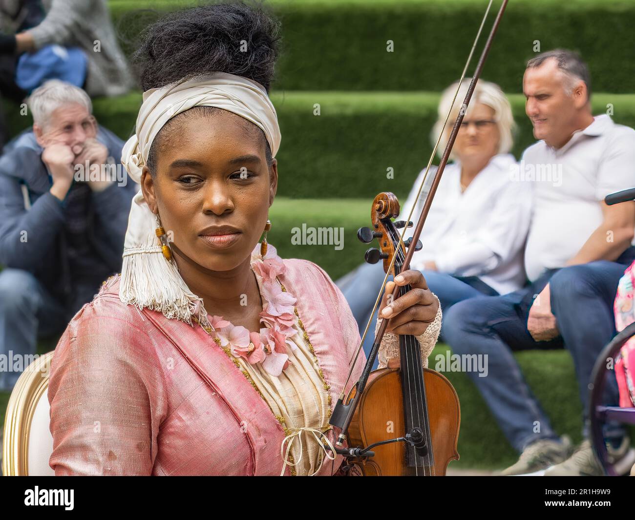 Liver violin player hi-res stock photography and images - Alamy