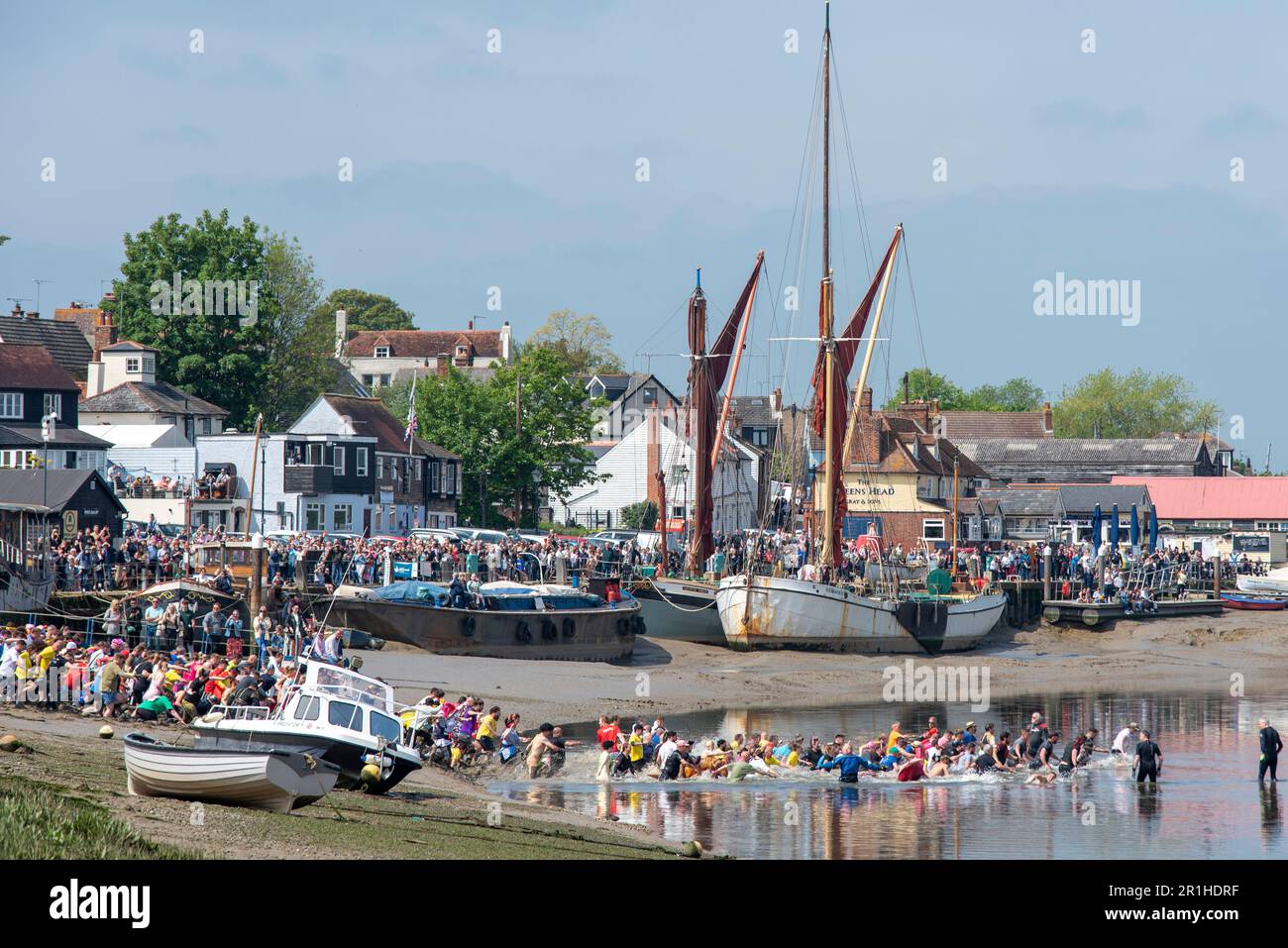 Maldon Promenade Park, Maldon, Essex, UK. 14th May, 2023. Large numbers ...