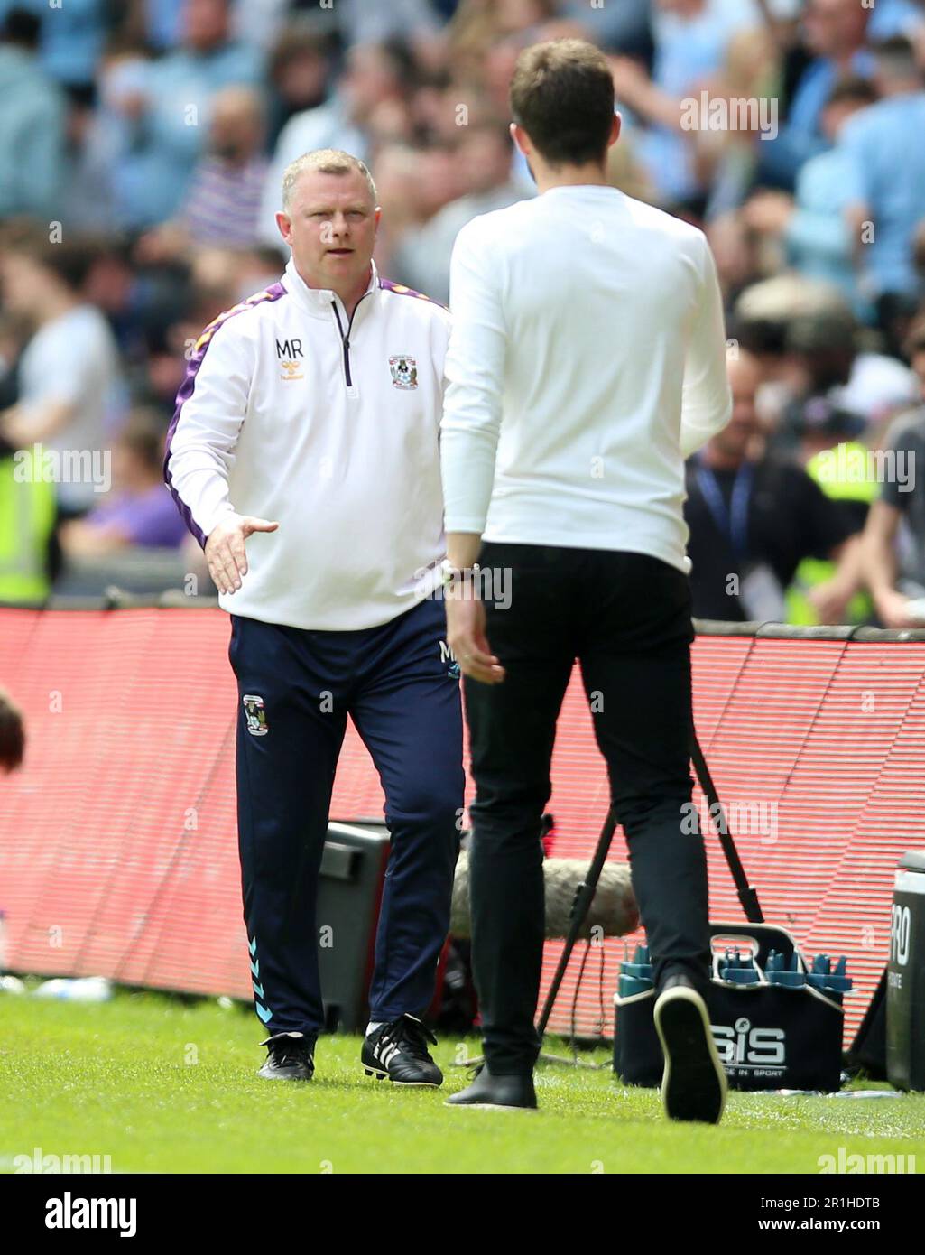 Coventry City manager Mark Robins (left) and Middlesbrough manager ...