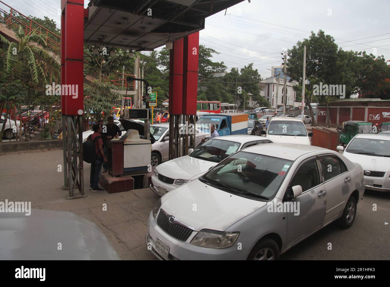 Energy crises dhaka 14may dhaka bangladesh. Due to gas shortage, long queues of vehicel during ...