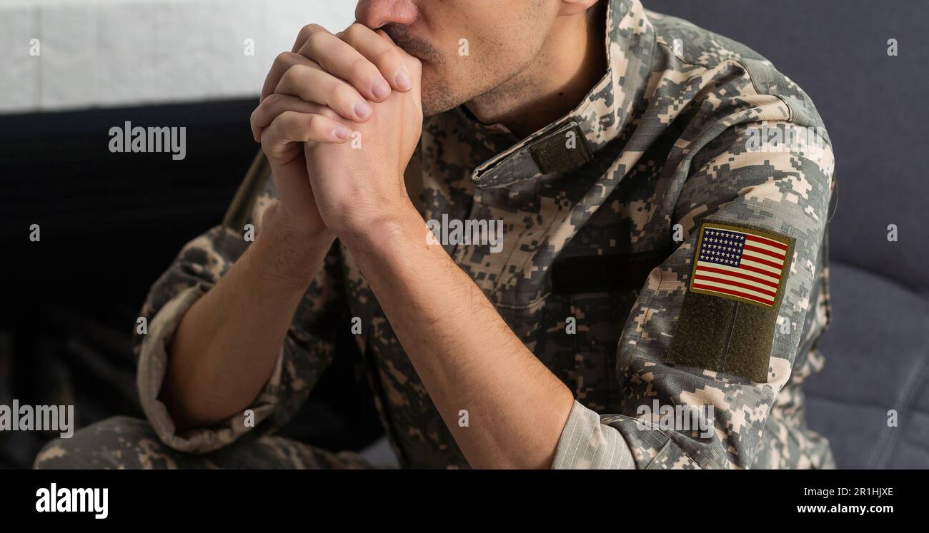 Soldier: Man In Uniform Praying Stock Photo - Alamy