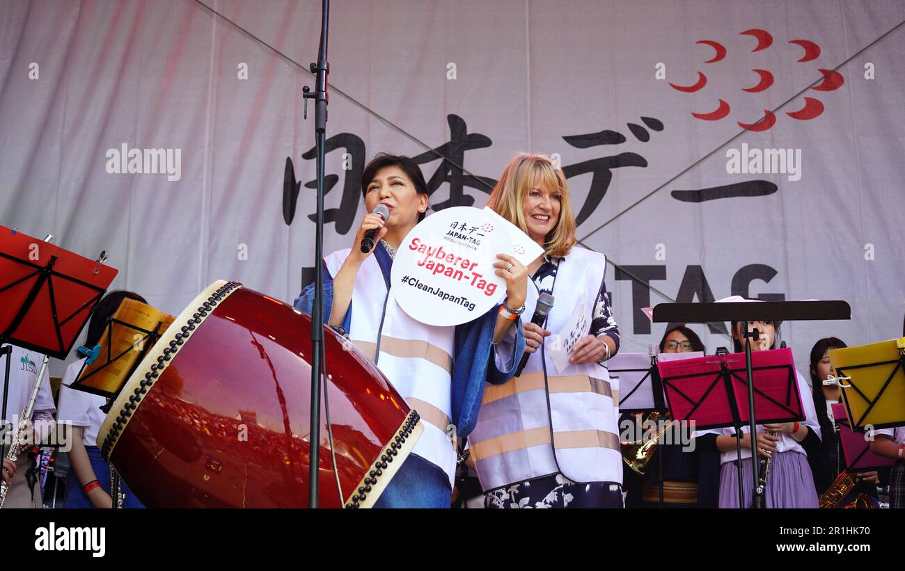 The presenters Miya Suzuki and Petra Albrecht, promoting "Clean ...