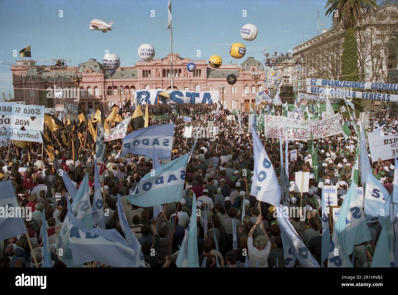 Anti-government demonstration against President Fernando de la Rúa ...