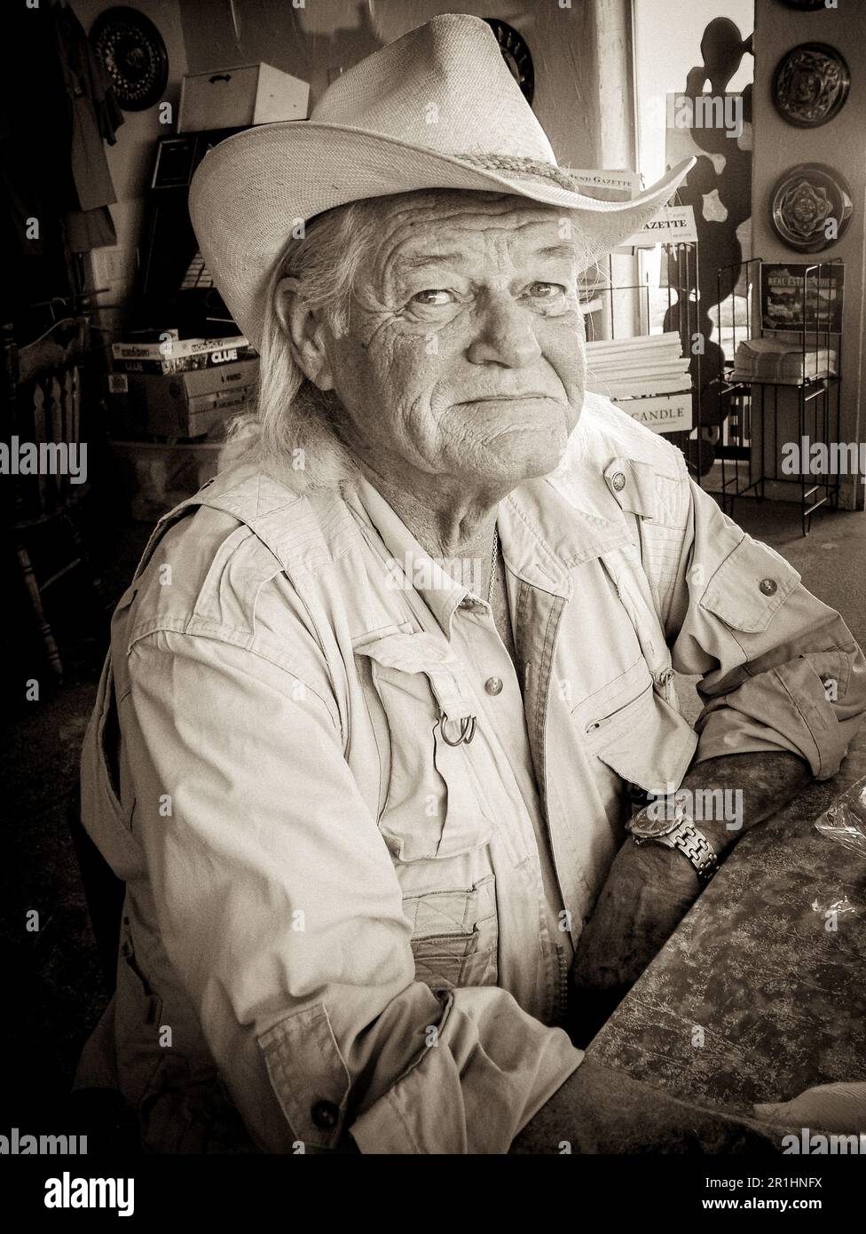 Texas mature man cowboy hat hi-res stock photography and images - Alamy