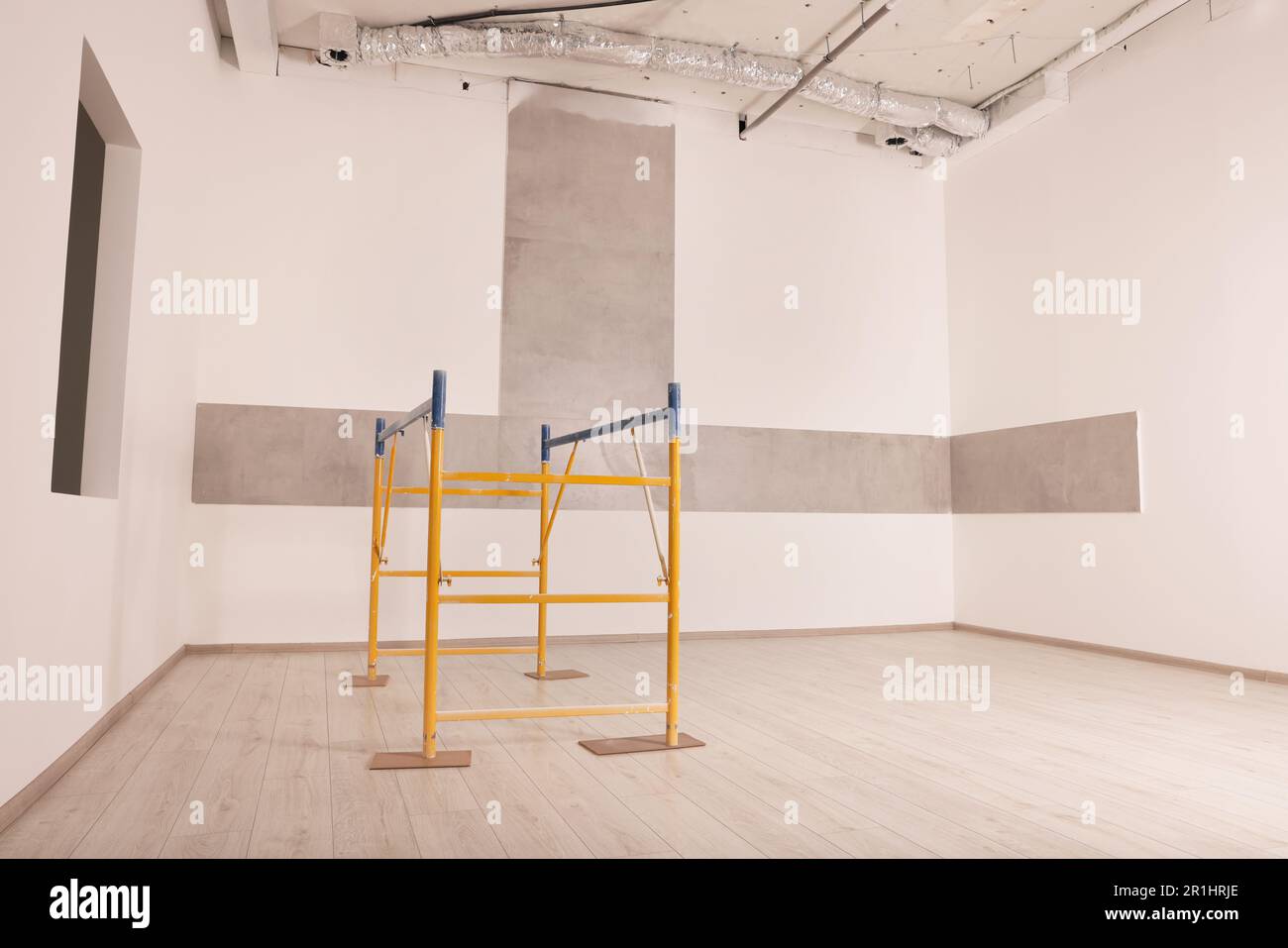 Professional construction scaffold in empty renovated room Stock Photo - Alamy