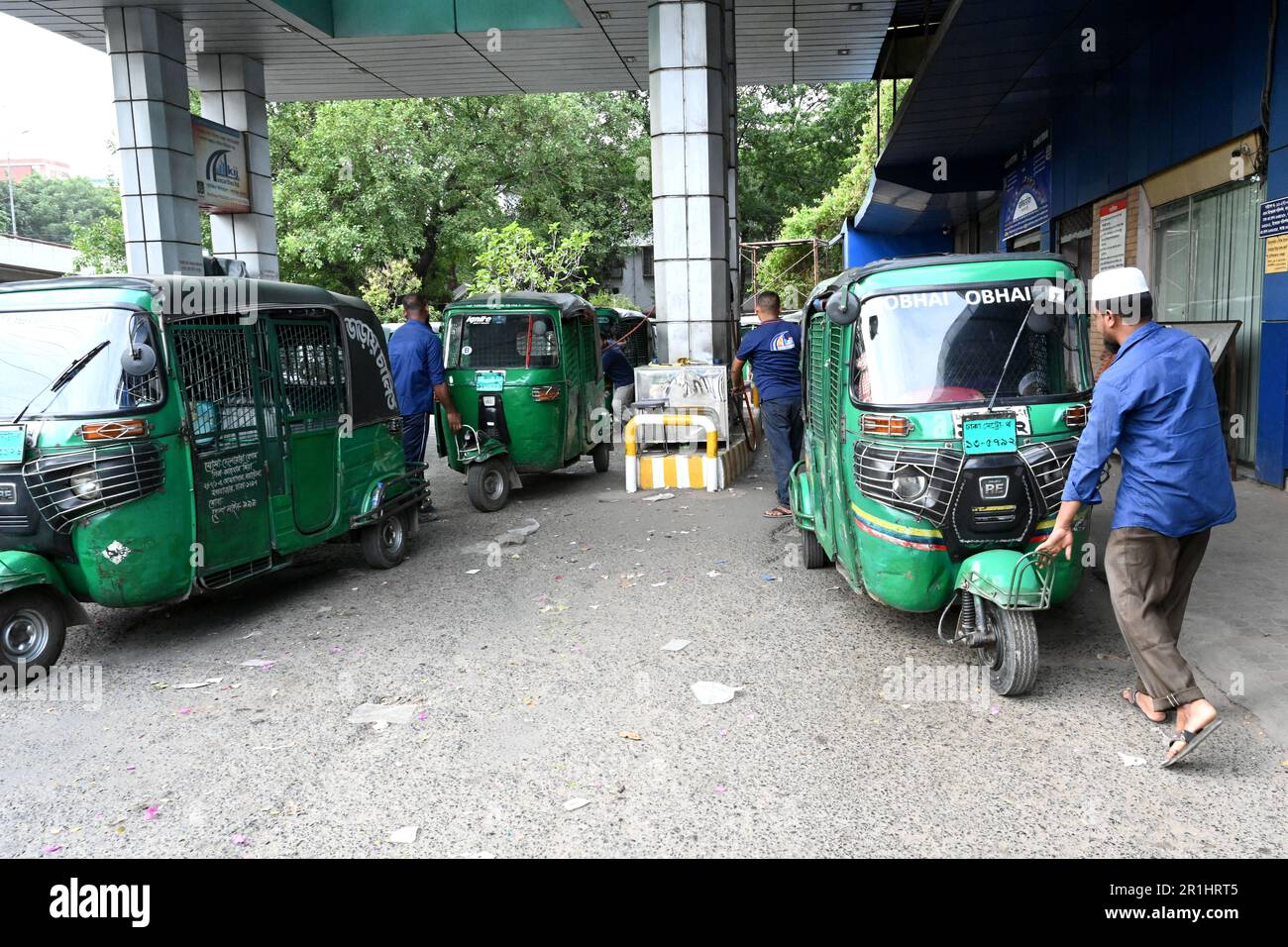 Dhaka, Bangladesh. 14th May, 2023. Vehicle drivers queue to refill ...