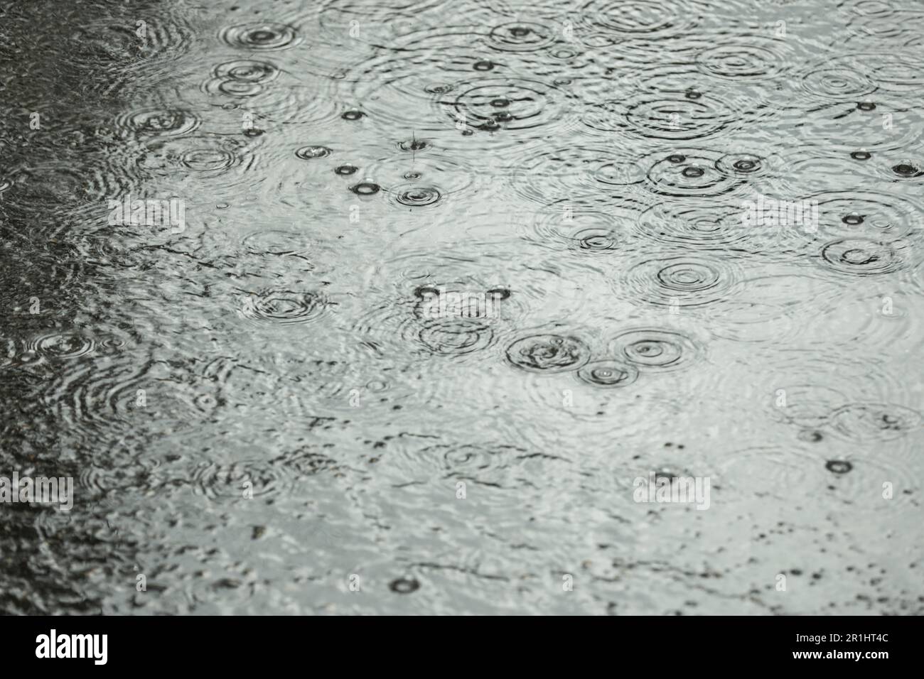 Heavy rain falling on city hi-res stock photography and images - Alamy