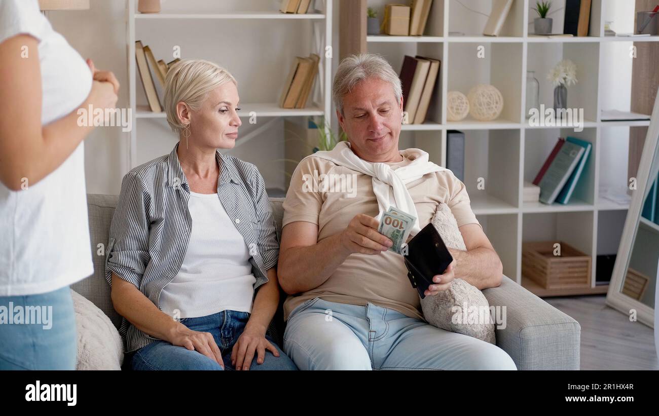 Father giving daughter money hi-res stock photography and images - Alamy