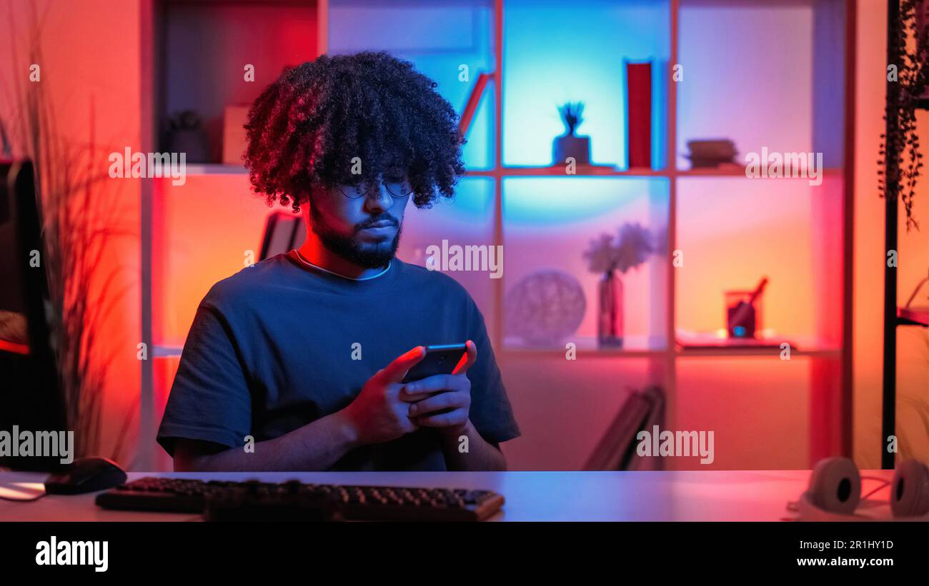 Game failure hipster man mobile entertainment Stock Photo - Alamy