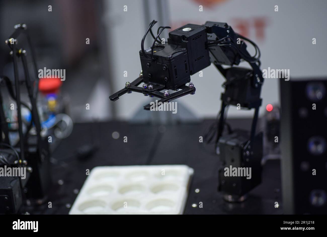 robotic metal arm for picking up objects Stock Photo - Alamy