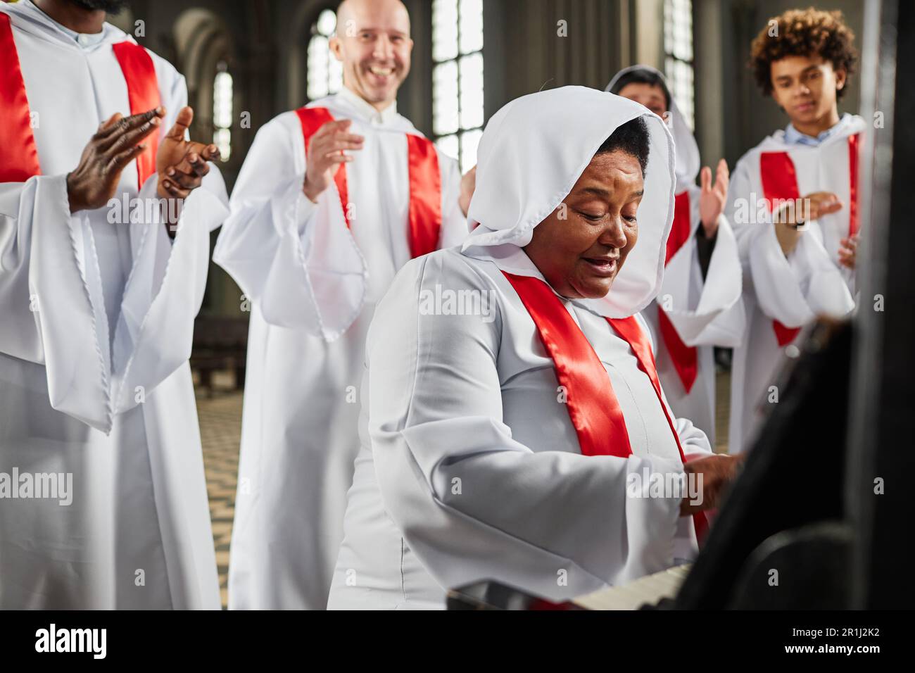 African choir clapping hi-res stock photography and images - Alamy