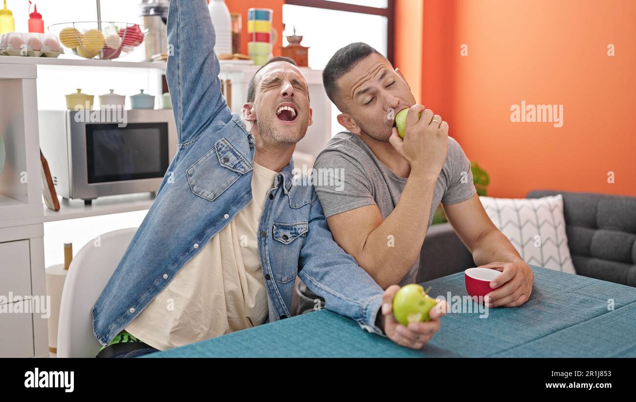 Apple music sing hi-res stock photography and images - Alamy