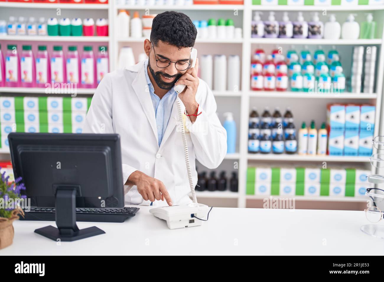 Arab pharmacist at counter hi-res stock photography and images - Alamy