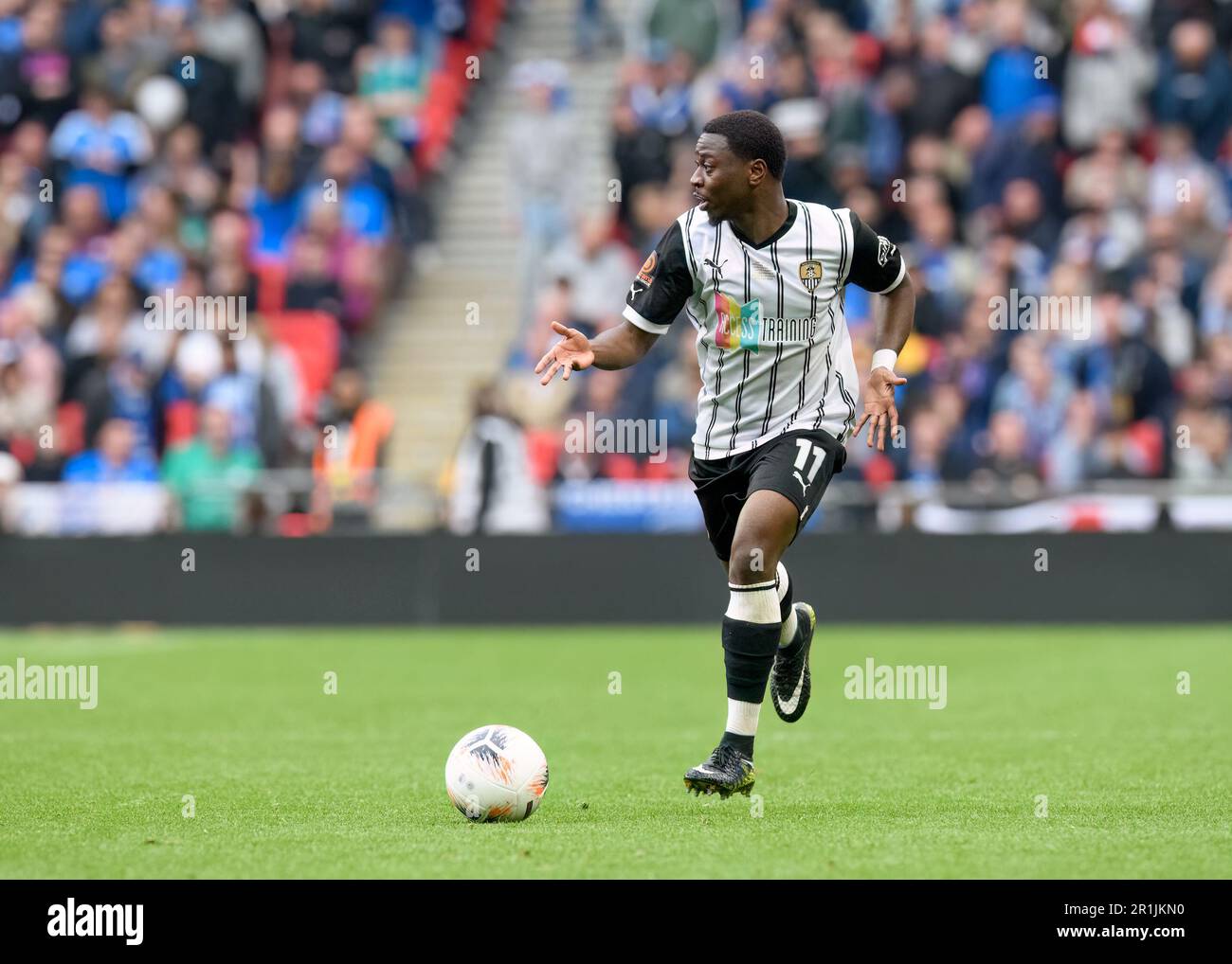 Aaron nemane tackle hi-res stock photography and images - Alamy
