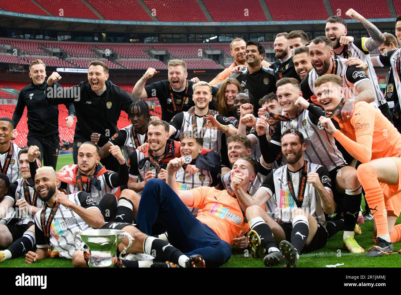 Chesterfield fc team hi-res stock photography and images - Alamy