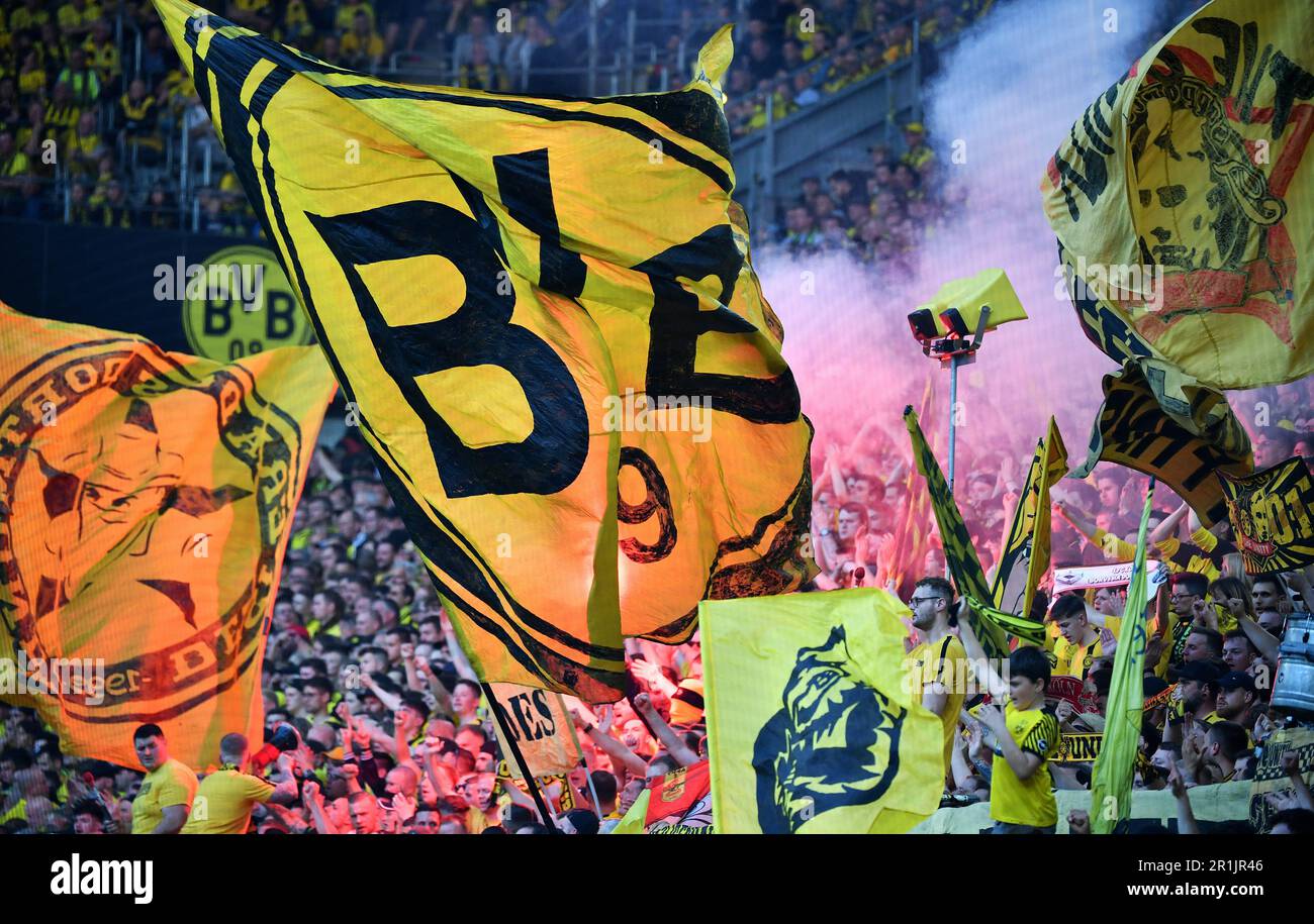 Bundesliga, Signal Iduna Park Dortmund: Borussia Dortmund vs Borussia ...
