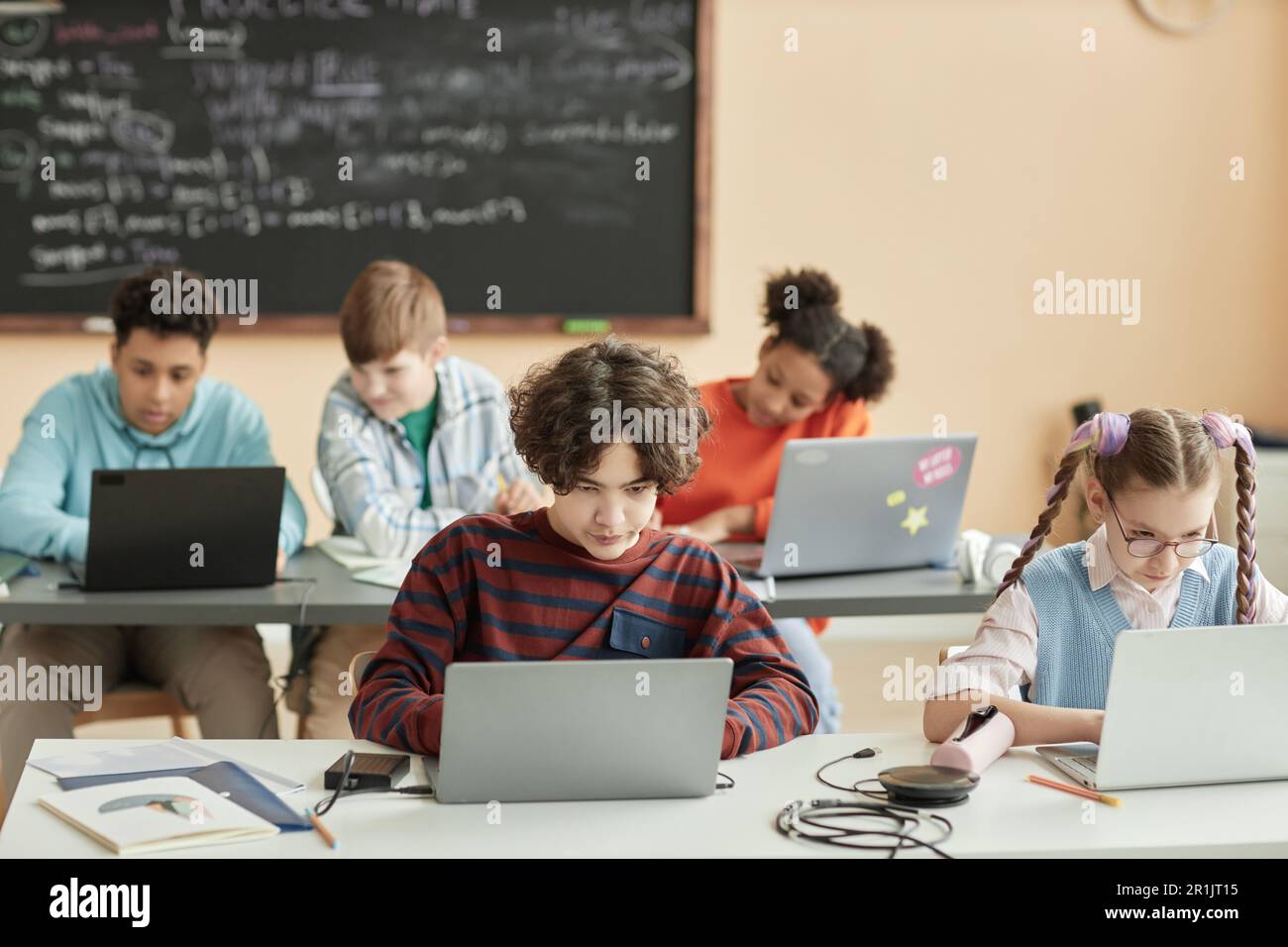 In school children using laptops hi-res stock photography and images - Alamy