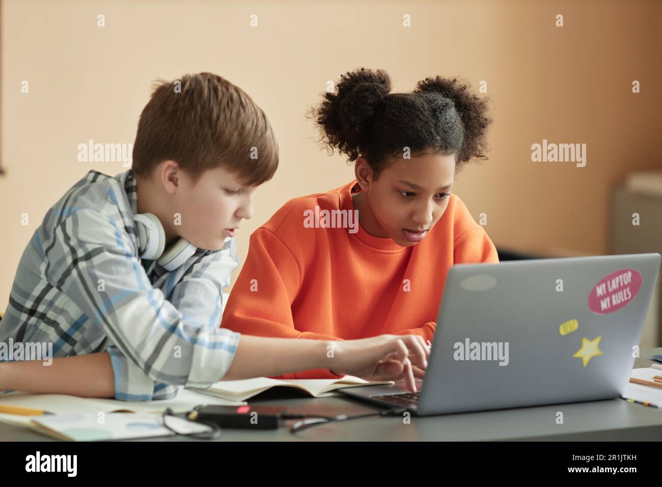 American girl learning coding engineering hi-res stock photography and images - Alamy