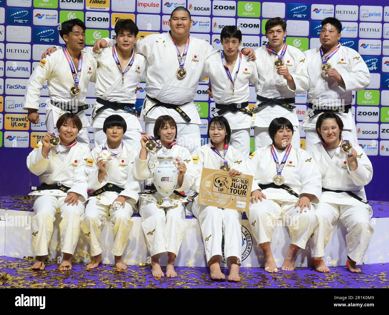 Japan judoka champions celebrate with trophy, after the World Judo ...