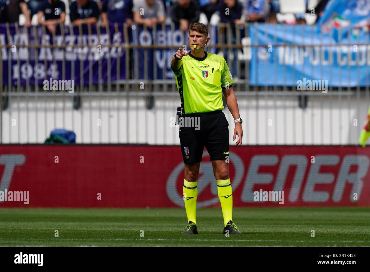 Injury referee football hi-res stock photography and images - Alamy