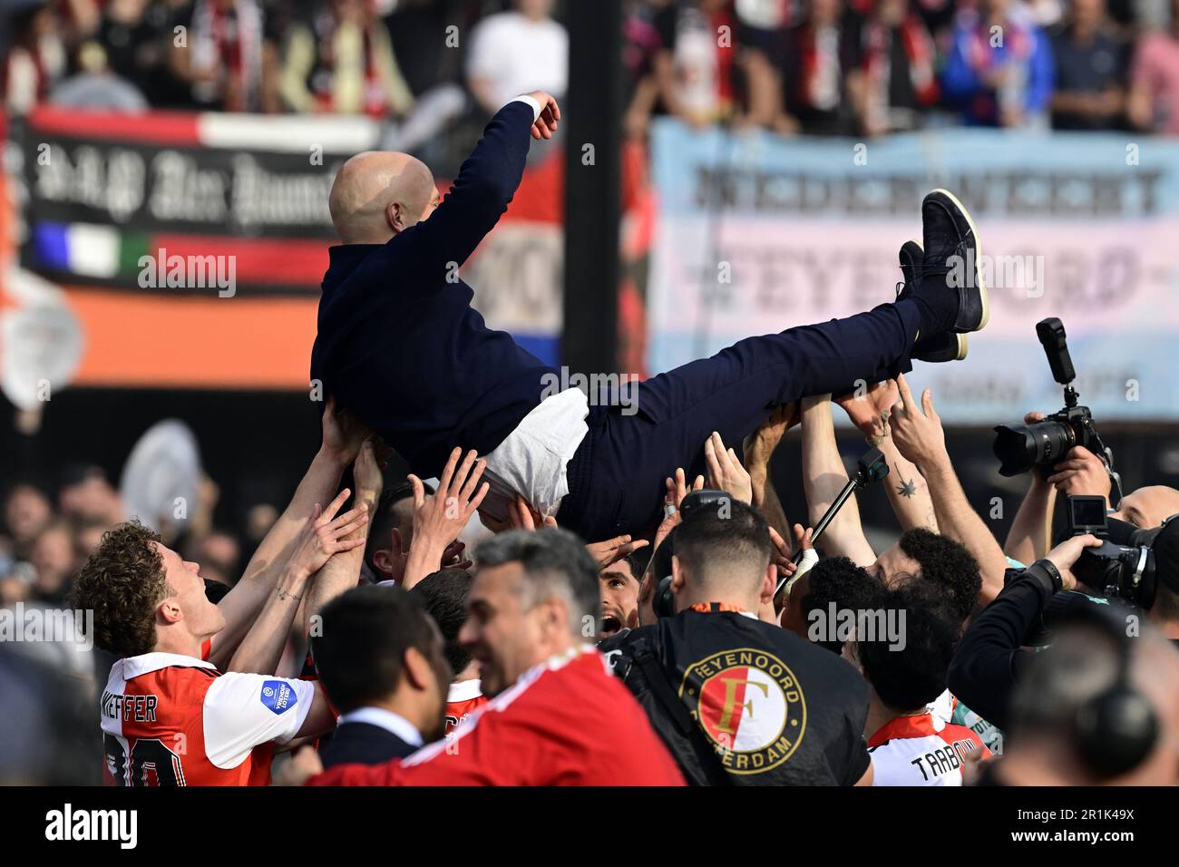 ROTTERDAM - Feyenoord coach Arne Slot on the shoulders after the Dutch ...