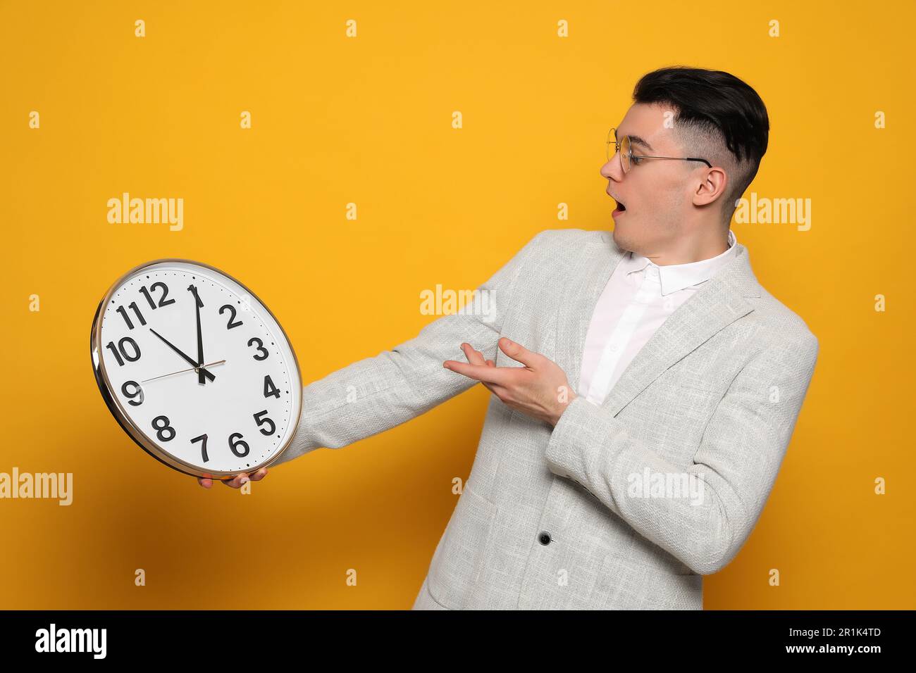 Time clock showing late tardiness hi-res stock photography and images ...