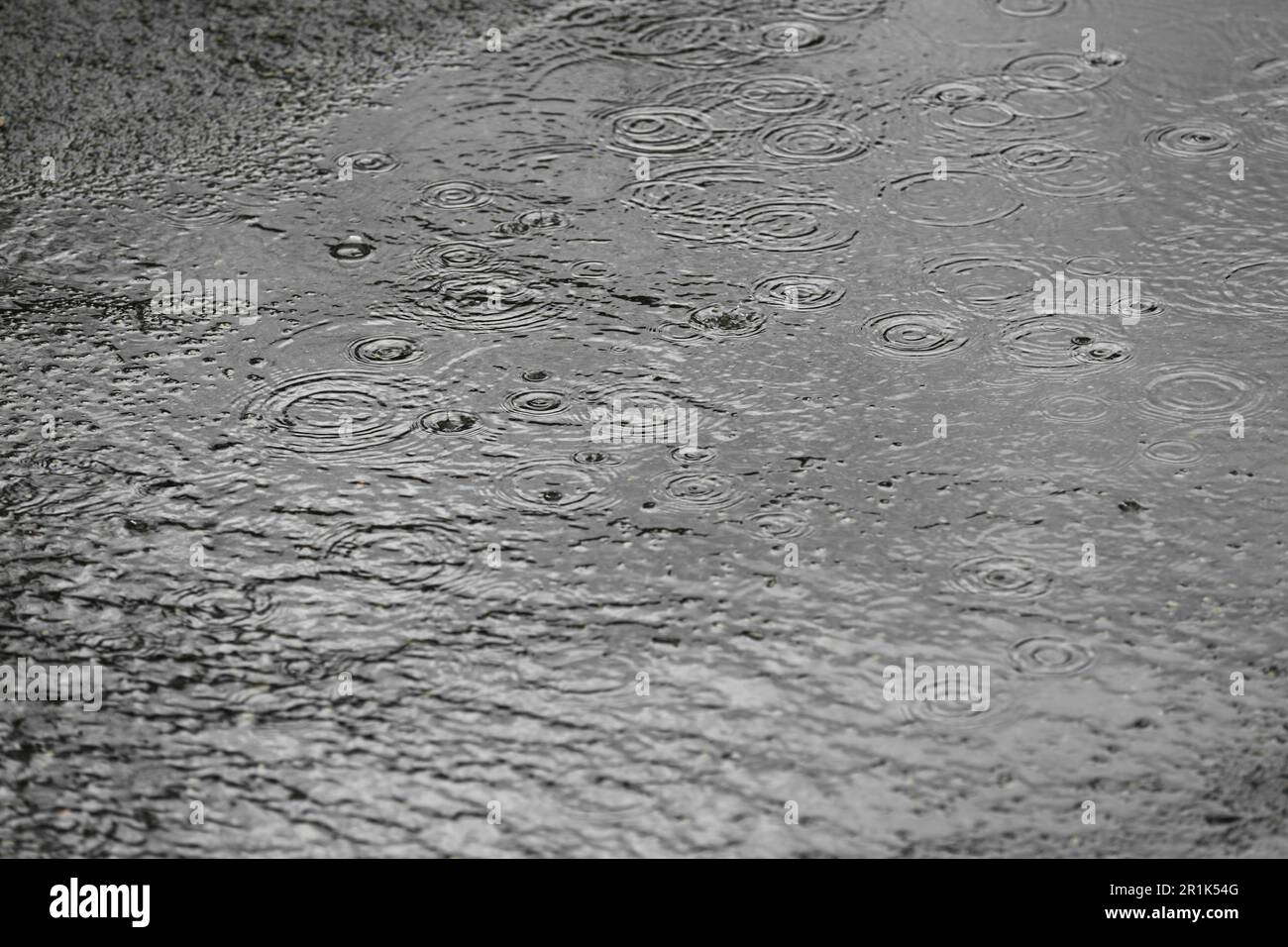 Heavy rain falling on city hi-res stock photography and images - Alamy