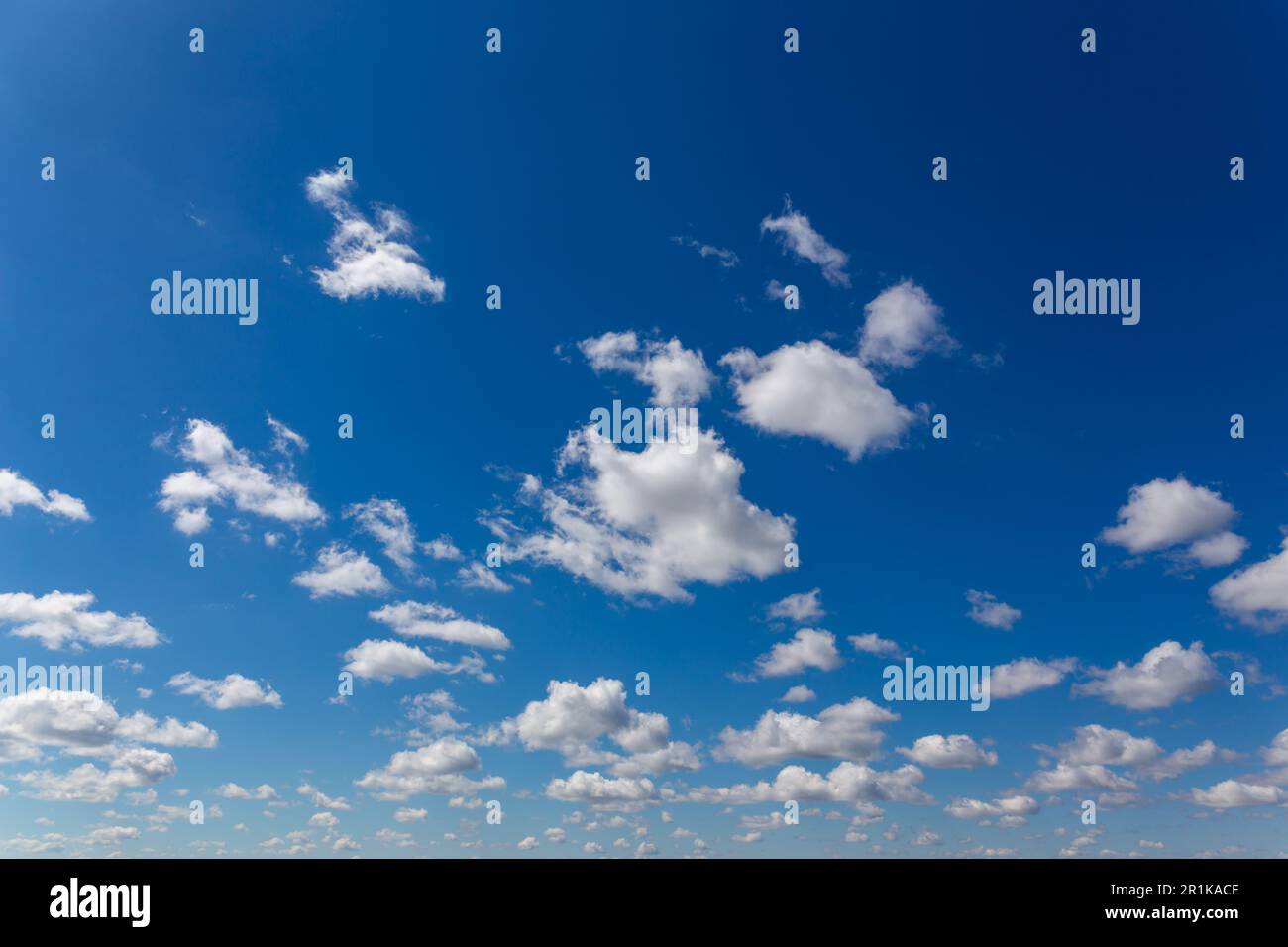 Deep blue skies with white clouds background, blue cloudy skies texture ...