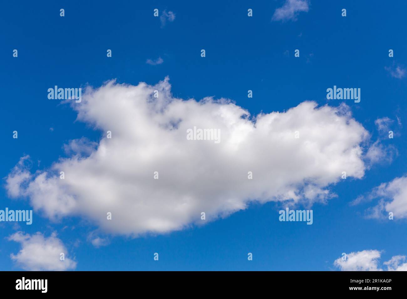 Deep blue skies with white clouds background, blue cloudy skies texture ...