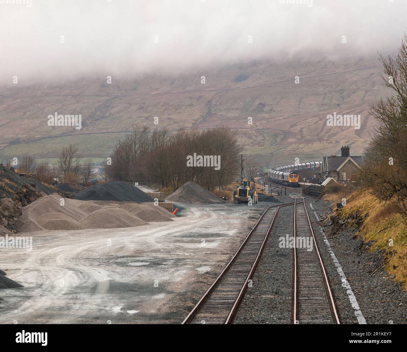 A GB Railfreight class 66 locomotive hauling a stone freight train ...