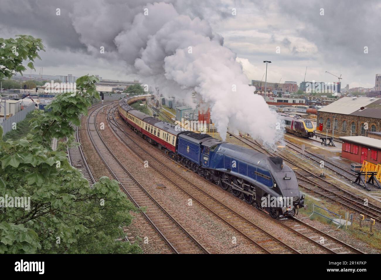 The beautiful steam locomotive the A4 Sir Nigel Gresley pulls out of ...