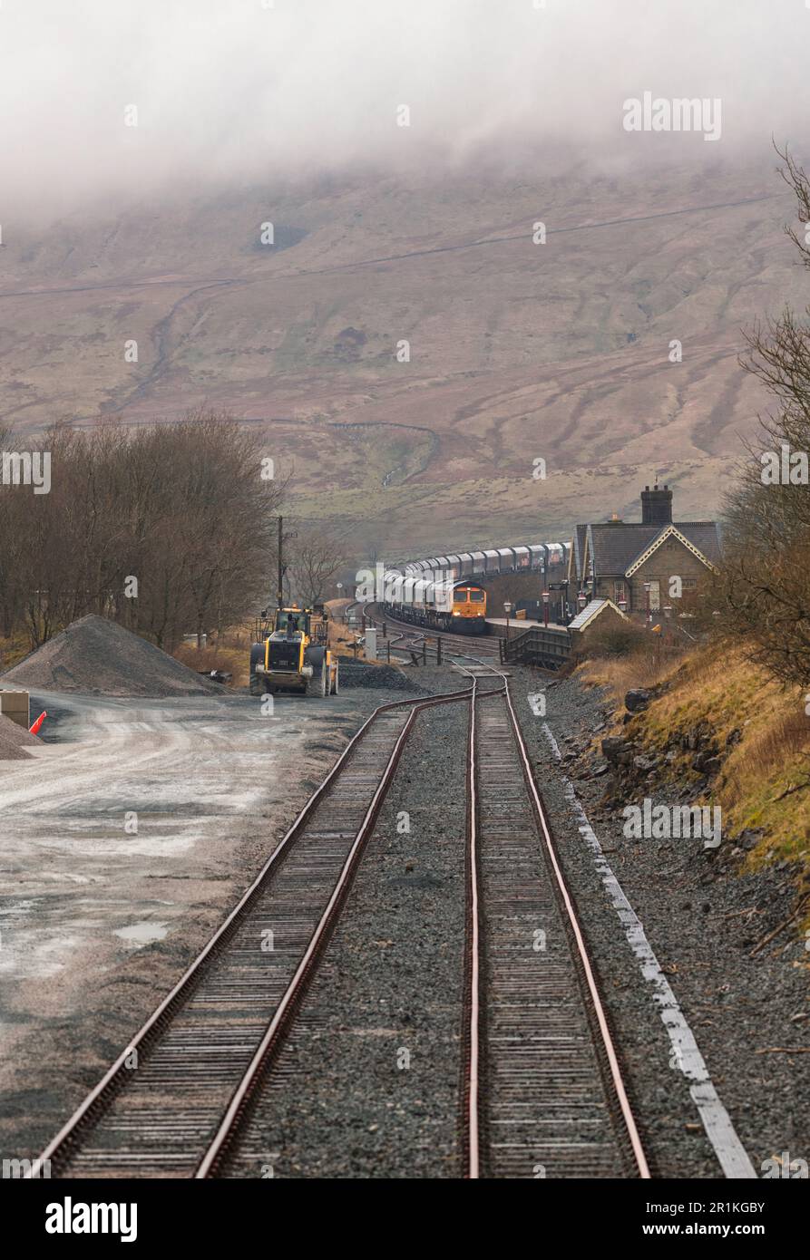 A GB Railfreight class 66 locomotive hauling a stone freight train ...