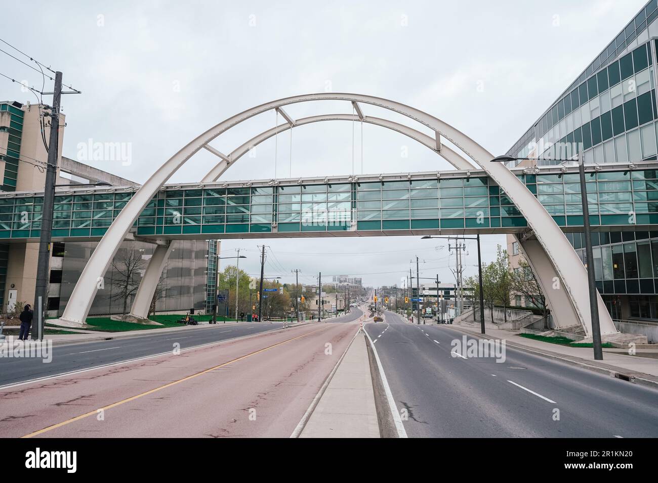Bridge connecting two buildings hi-res stock photography and images - Alamy