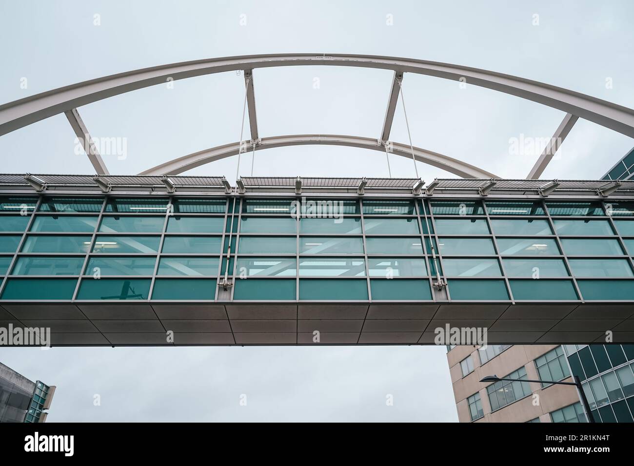Bridge connecting two buildings hi-res stock photography and images - Alamy