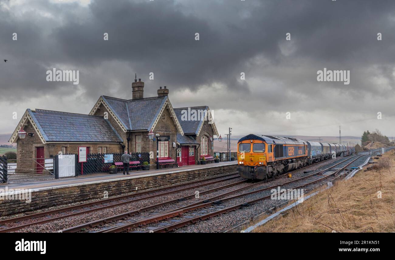 A GB Railfreight class 66 locomotive hauling a stone freight train ...