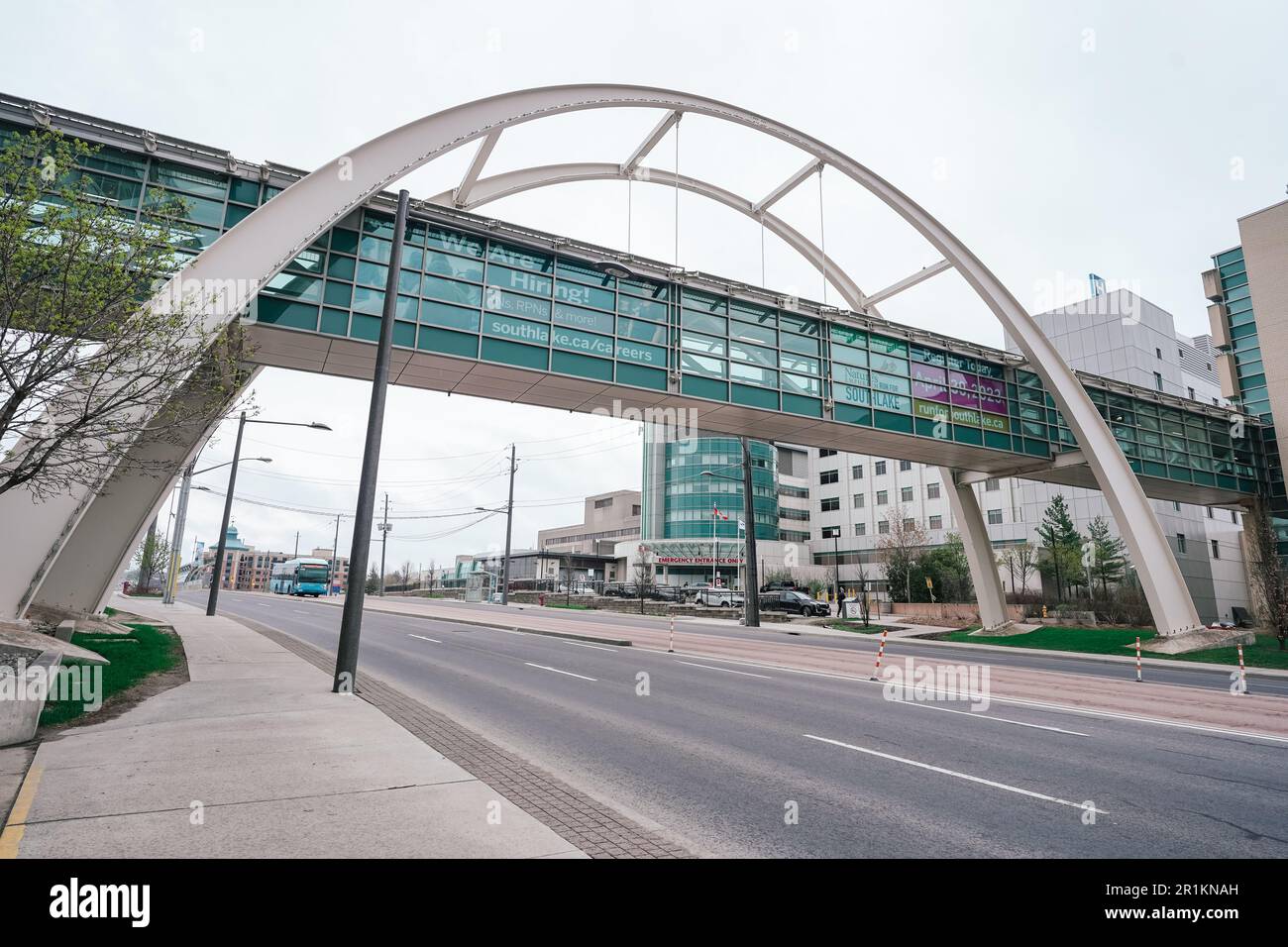 Connecting two buildings hi-res stock photography and images - Alamy