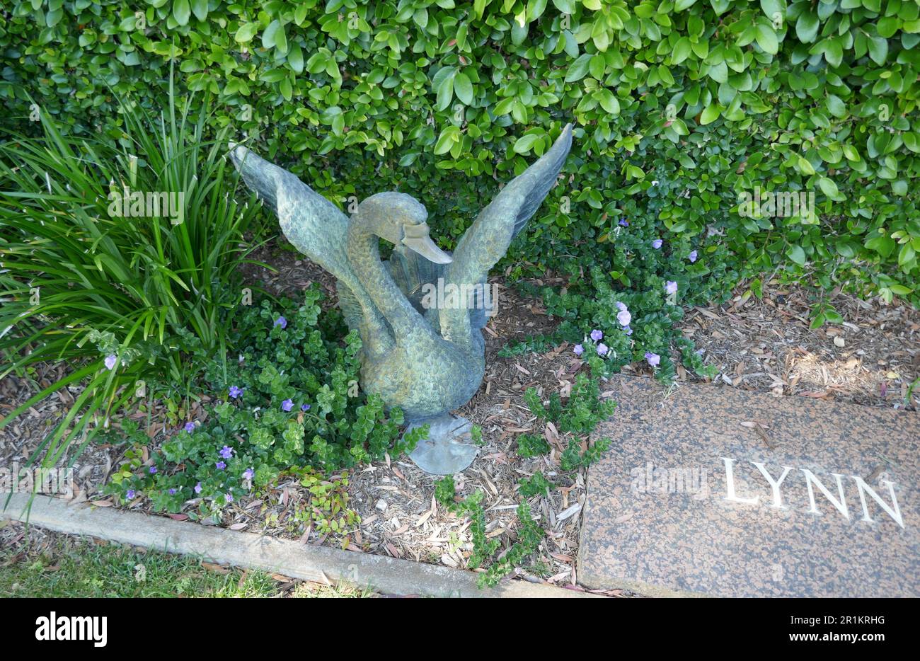 Los Angeles, California, USA 12th May 2023 Swan Statue in Canaan at ...