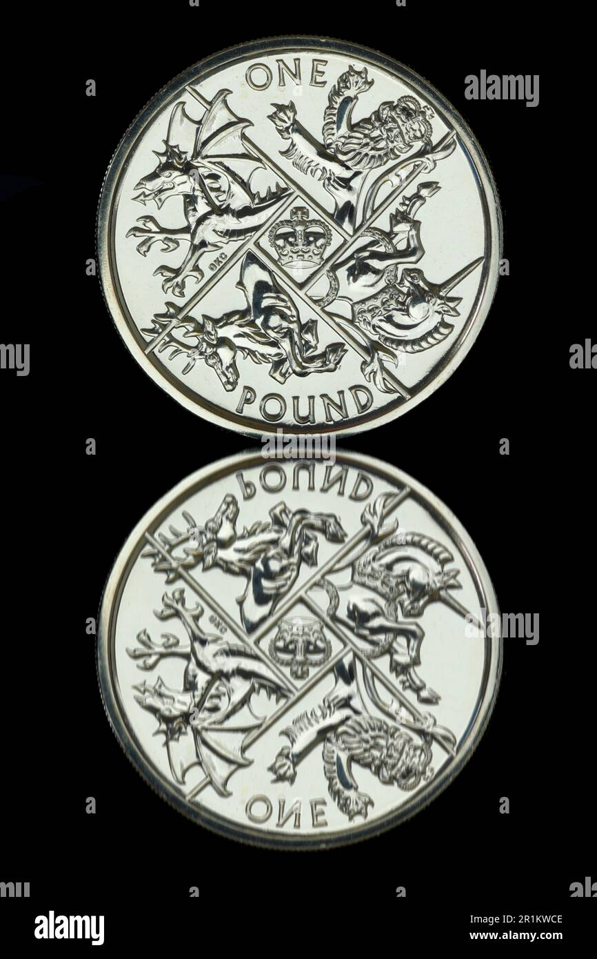 The last round one pound coin before the replacement with the new 12 ...